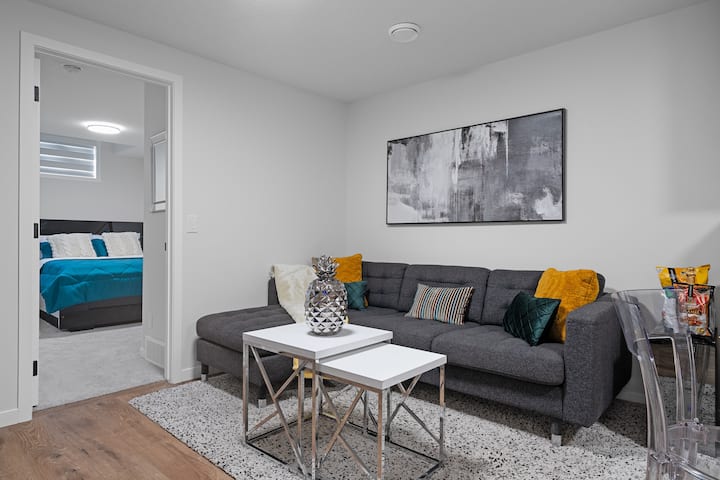 Modern 2br | Near U Of C, Hospitals, Banff, Parks - Calgary