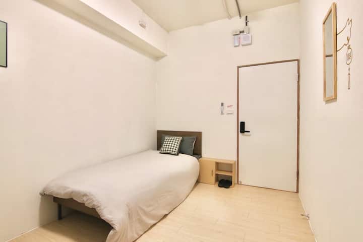 Single Room #12｜near Taipei Main Station｜window - 萬華區
