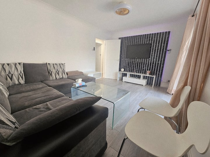 Comfy Flat Near Shops & Station - Slough