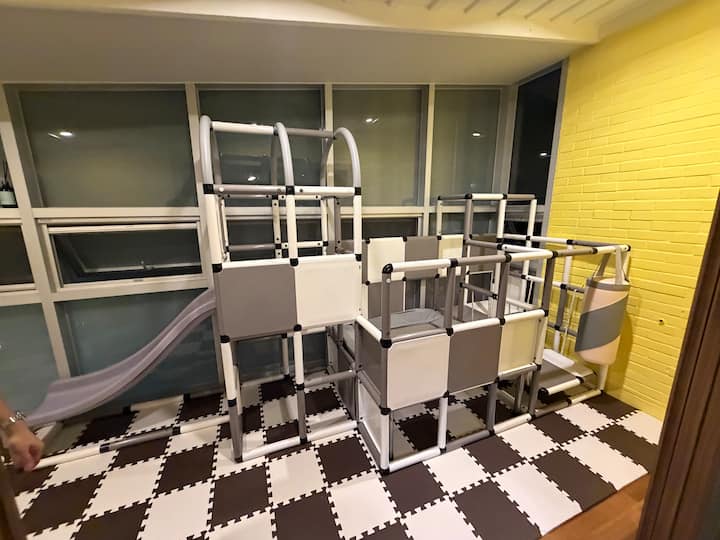 #2층 단독주택 통대관 #광안리 5분 #단체숙소(방6/욕실4 최대17인) #정글짐/마켓놀이 - Busan