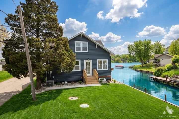 Elegant 4br Lakefront Retreat-ready For Long-stay - Fox Lake, IL