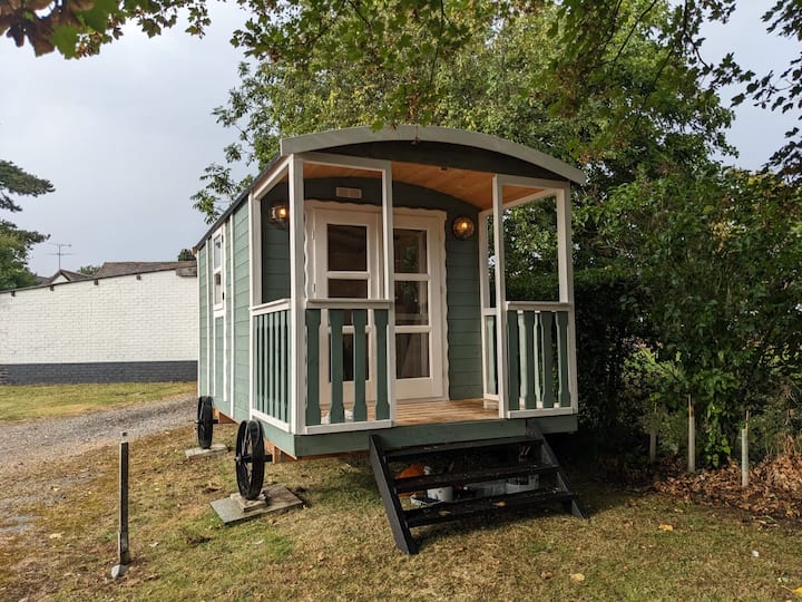 *New* Shepherds Hut Rural Nr London, River & Train - London Stansted Airport (STN)