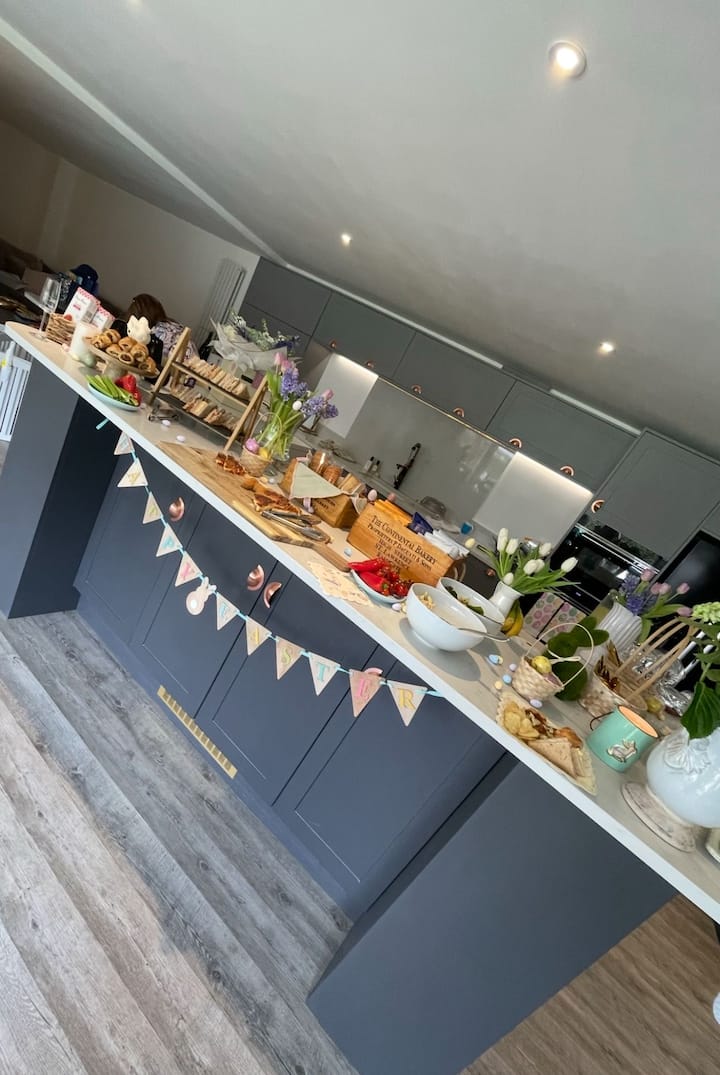 Luxury 3 Bed Earth Home With Hot Tub & Grounds - Bristol