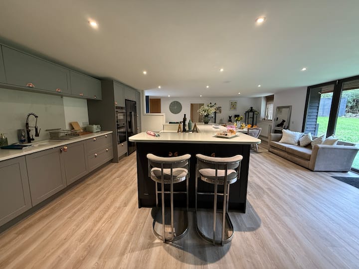 Luxury 3 Bed Earth Home With Hot Tub & Grounds - Bristol