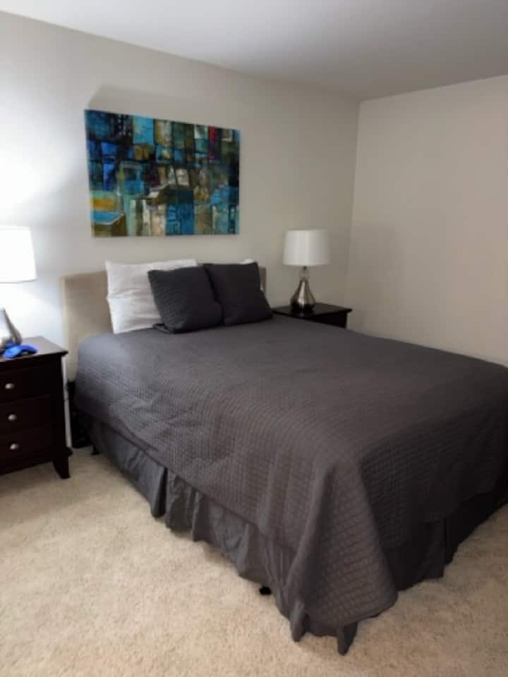 2 Bedroom Shaumburg Apt. Home - Elk Grove Village, IL