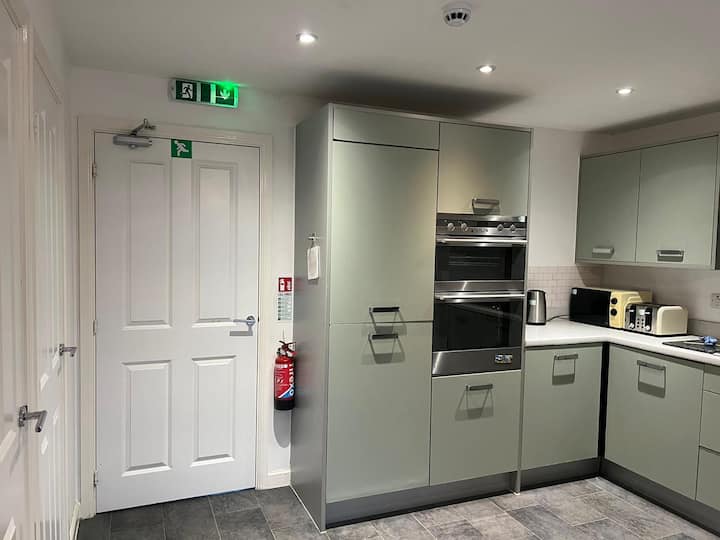 Beautiful 4-bedroom House - Gloucester