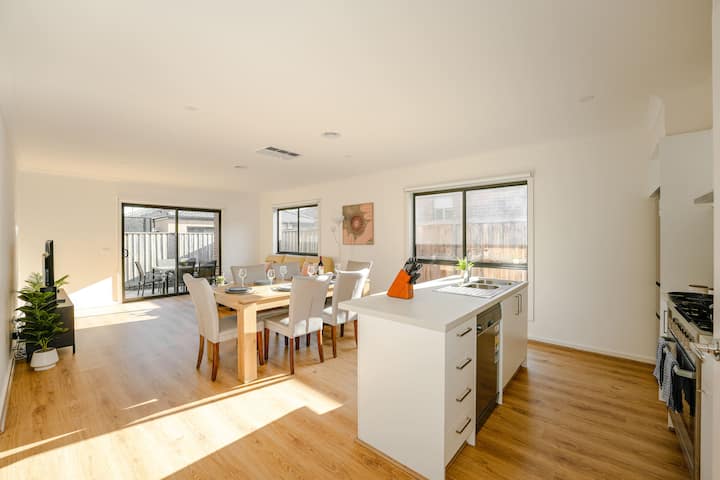 Open-plan Comfort | Sunny Living - Melton