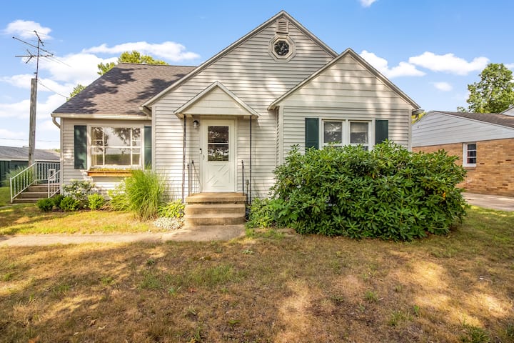 Stylish Country Escape - W/ Fire Pit - Fennville, MI