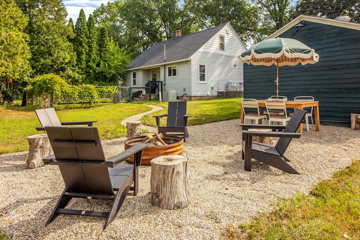 New Listing! Stylish Country Escape In Fennville - Fennville, MI