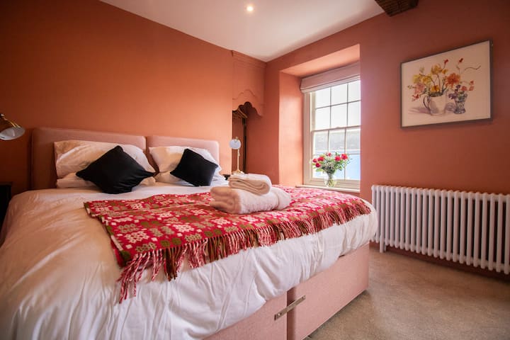 Y Castell Hotel & Pub, Llangadog | Room 3 - Llandovery