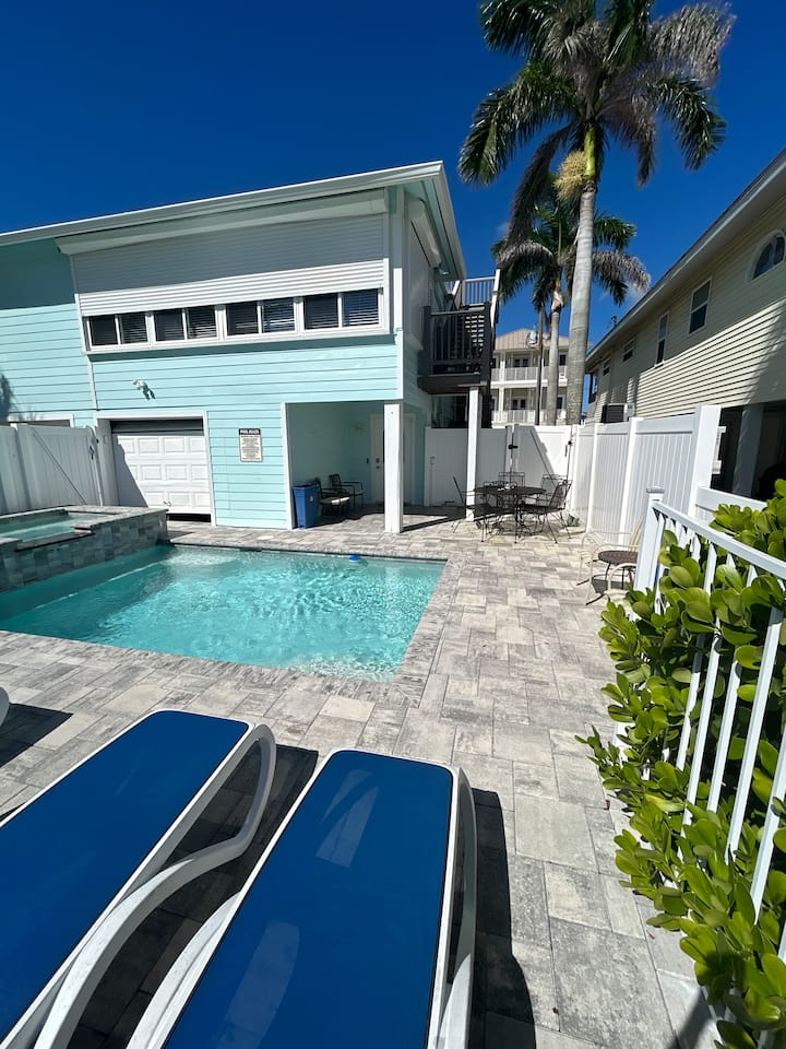 Fort Myers Beach Sunset Nest - Fort Myers Beach, FL