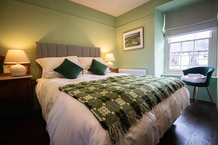 Y Castell Hotel & Pub, Llangadog | Room 2 - Llandovery