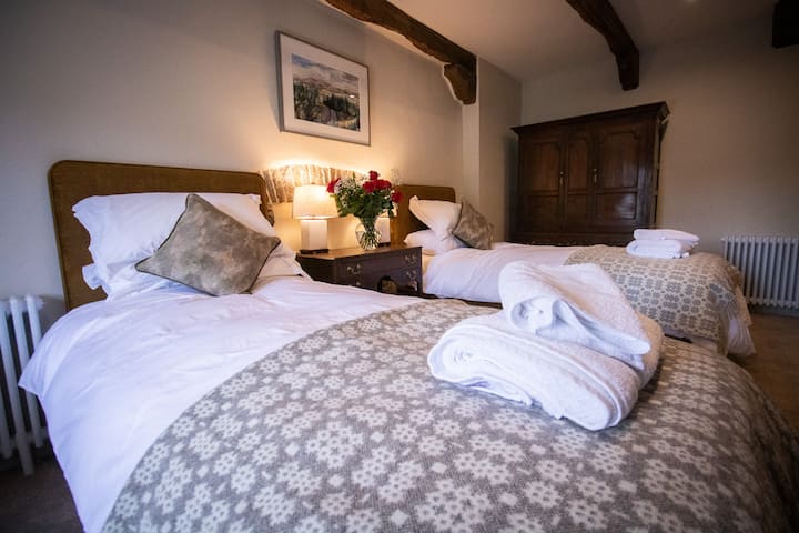 Y Castell Hotel & Pub, Llangadog | Room 1 - Llandovery