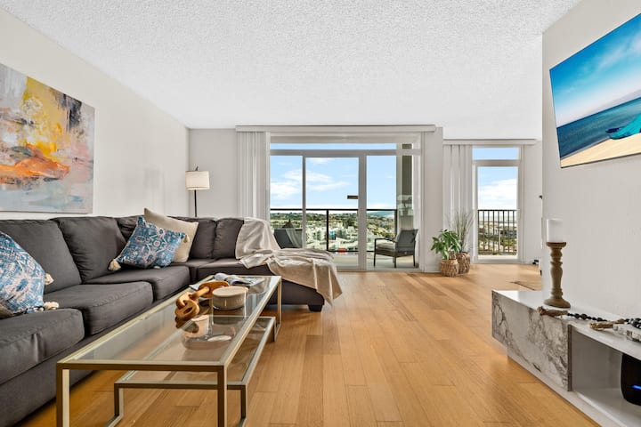 Cozy Highrise Apt With Ocean View - Venice Beach, CA