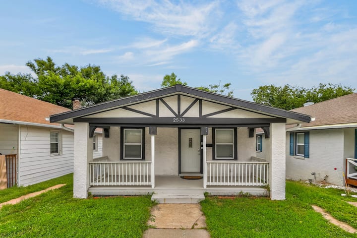 Bungalow Near Arrowhead Stadium & Downtown Kc - Kansas City, MO