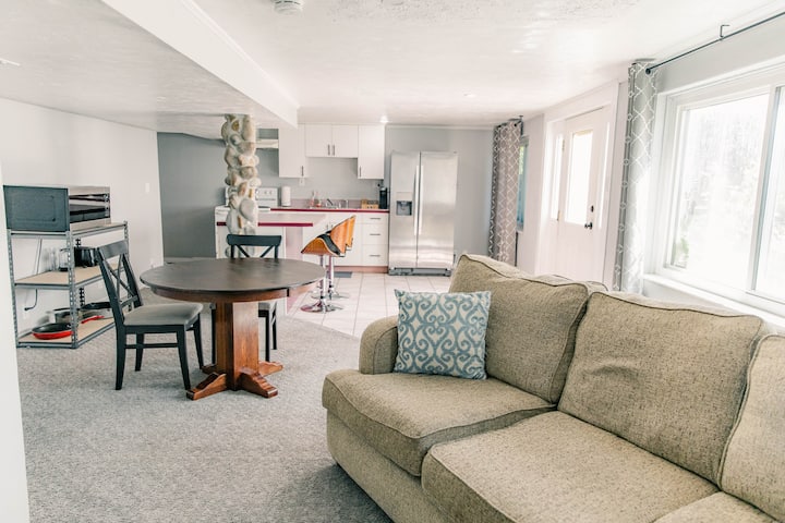 Spacious 1-bed Basement Suite - SeaQuest Utah, Layton