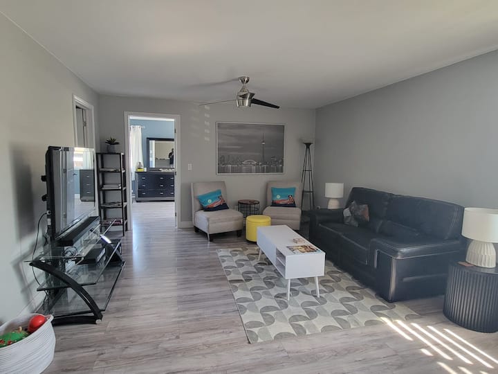 Cozy 2-bed Chelmsford Apt Near Cafe' And Shops - Grand Sudbury