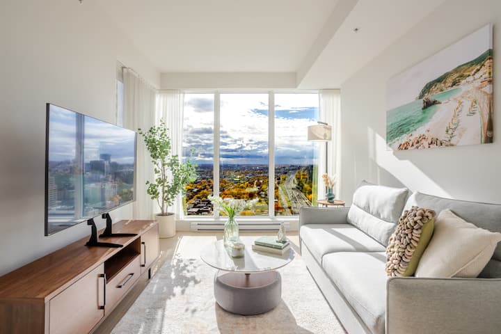 Downtown Montreal Sky High Upscale Condo - 