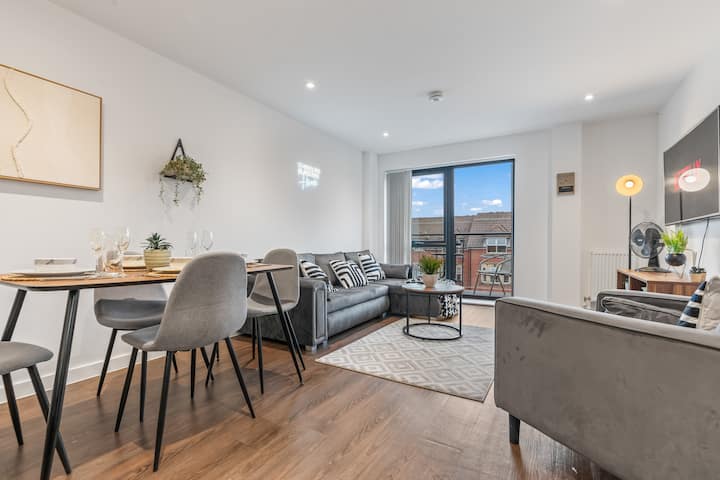 Cozy Apartment With Lush Balcony - Sleeps 6 - York