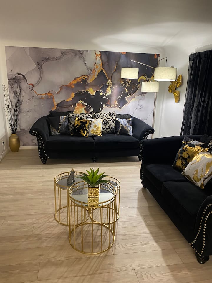 Stunting Sunburst Peaceful Palace 4bd Rm/den Rm - Warren, MI