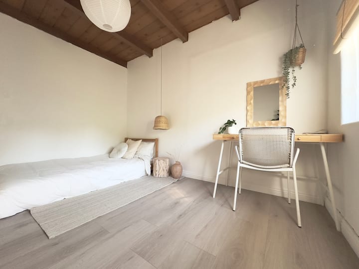 Quiet Neighborhood Room 1 - West Covina, CA