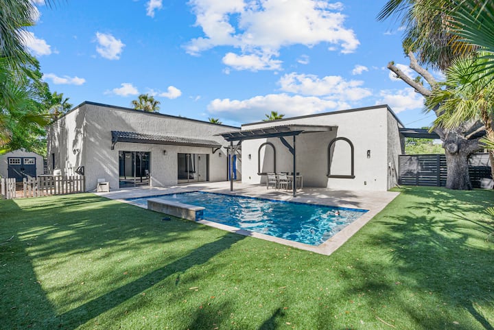 Luxury Oasis Downtown Sarasota Sleeps 8 - Sarasota, FL