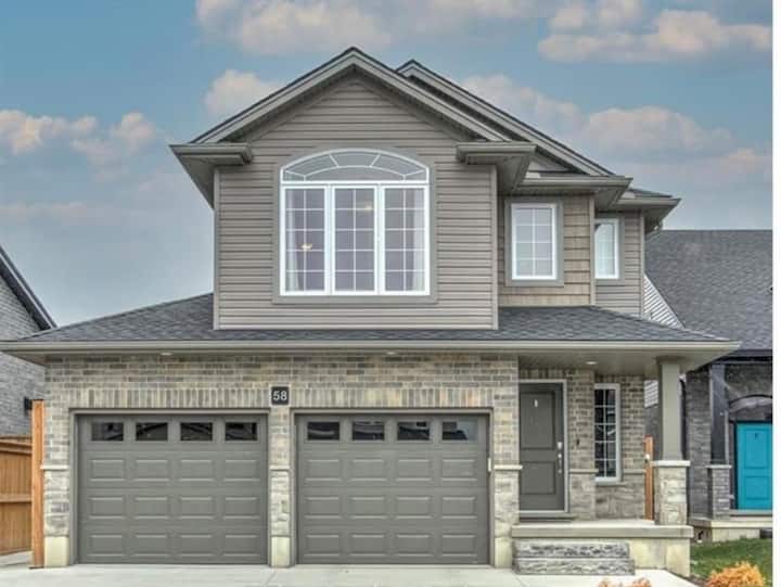 Relaxing Oasis With All Season Covered Hot Tub ! - Tillsonburg