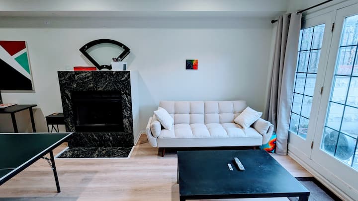 Suite W/ 2 Queen Size Beds, Backyard, And Laundry - Chicago, IL