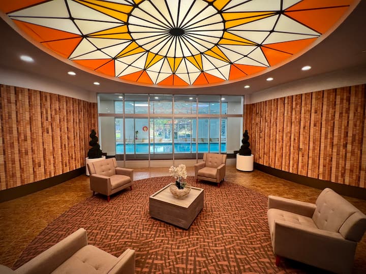 Lower Penthouse Suite With Pools & Sunset Views - Markham