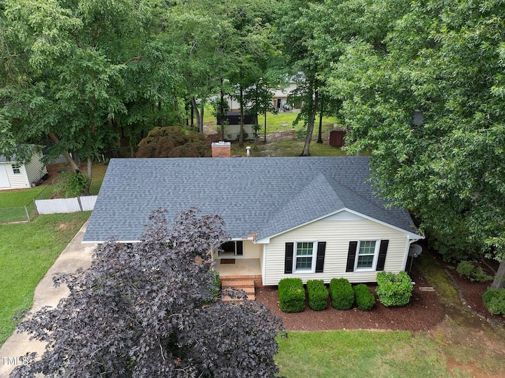 Walk Downtown! King Bed, Large Yard, Pet Friendly - Cary, NC