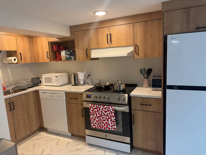 3-bedroom Apartment | Walk To Hospital, Mall & Mun - St. John’s