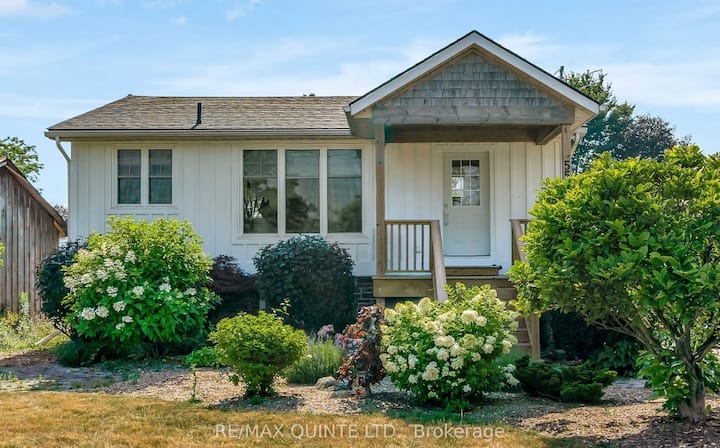 Charming Beach Home With Pool - Cobourg, Canada