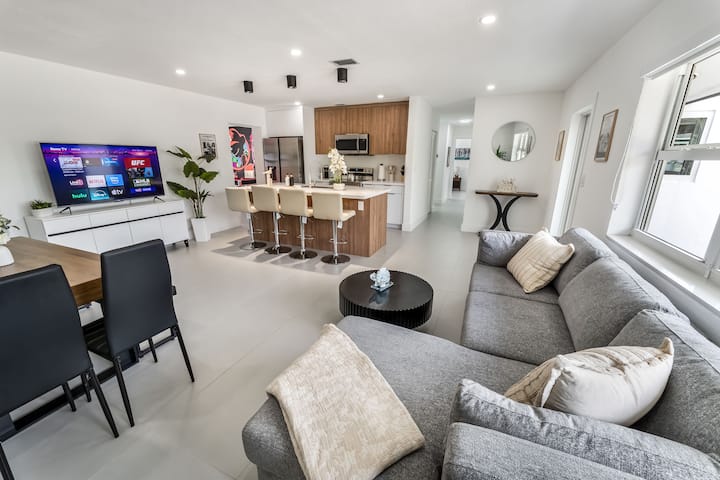 Lauderdale Manors Chalet - Fort Lauderdale, FL
