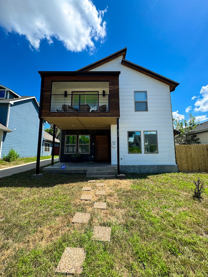 Modern Family & Group Friendly Near Downtown Fw - Fort Worth, TX