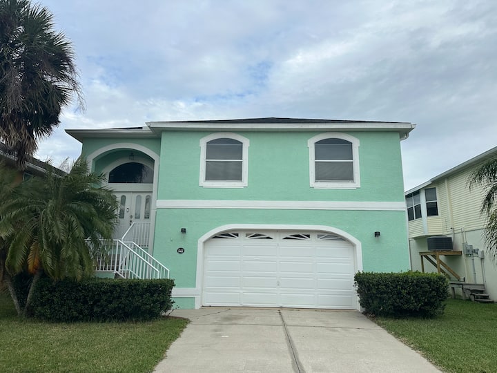 4 Bedroom, 2.5 Bath Pool House - New Port Richey, FL