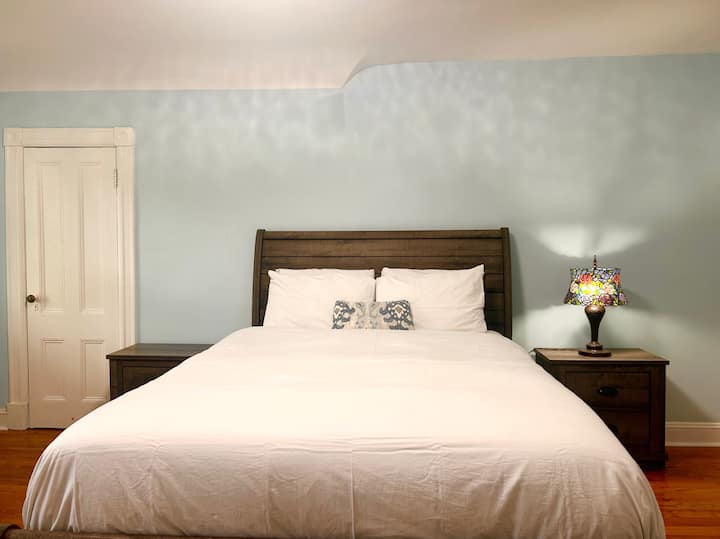 Large Room & Private Bathroom In Shared Guest Home - Staten Island, NY