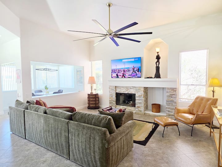 Stylish Golf Course Getaway - Cathedral City, CA