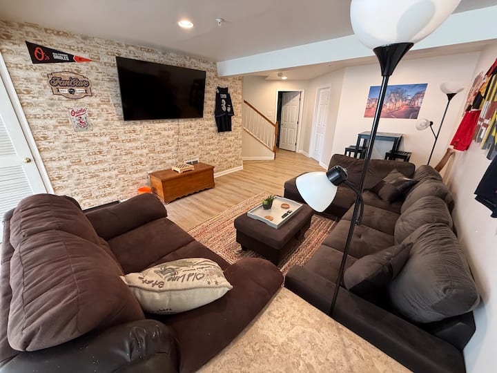*New* Elegant Spacious Escape, Serene Wooded Views - Hagerstown, MD
