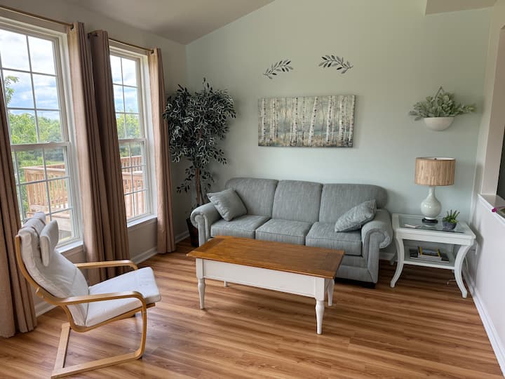 *New* Elegant Spacious Escape, Serene Wooded Views - Hagerstown, MD