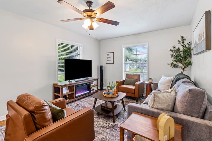 Cozy Home Minutes From Samsung - Taylor, TX