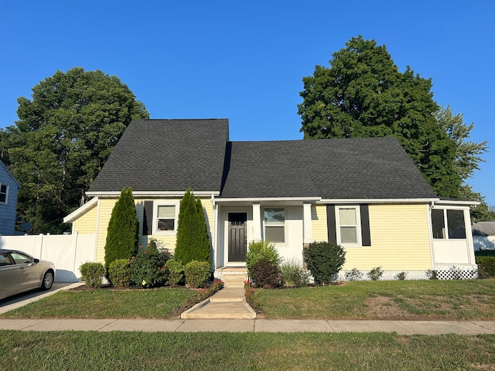 Cute Yellow House - South Bend