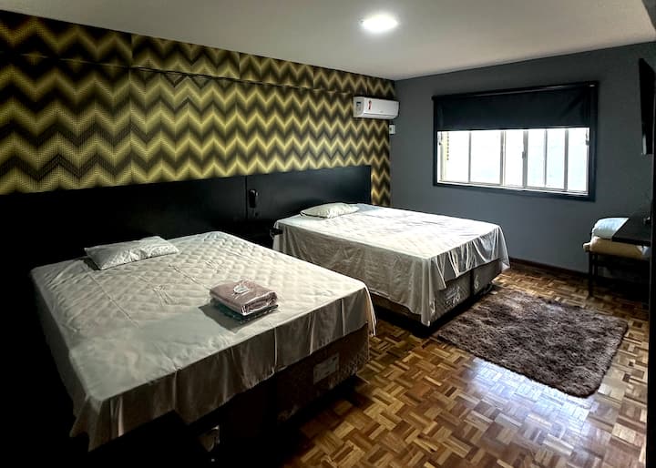 Suíte Com 2 Camas De Casal No Centro De Curitiba - Curitiba