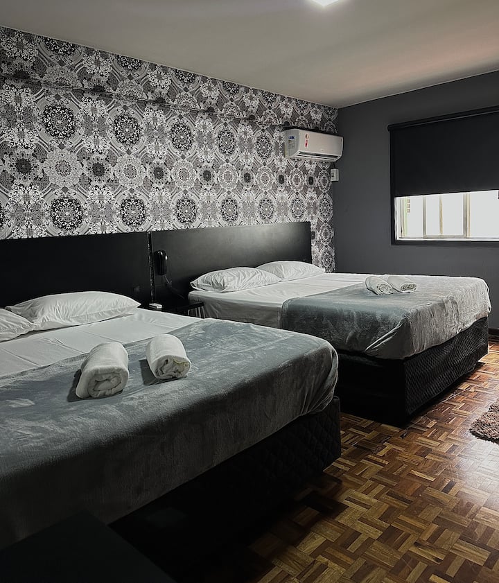 Suíte Com 2 Camas De Casal No Centro De Curitiba - Curitiba