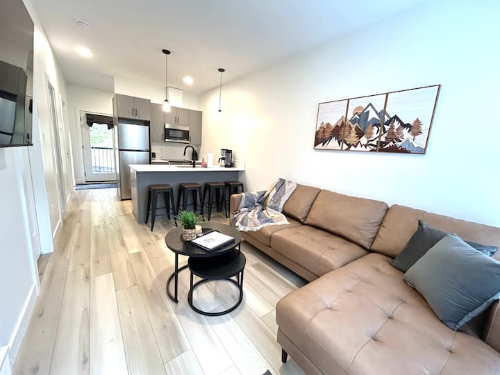 Mountainside Hideaway With Games Room - Bellevue, AB