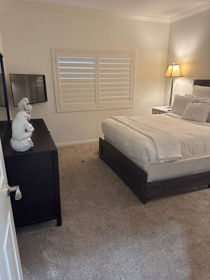 Soho Villa - Magic Mountain, CA