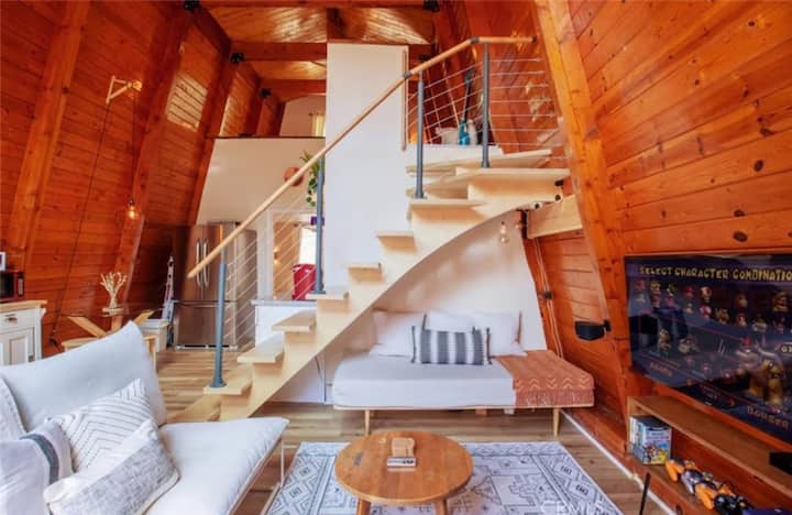 The Gambrel Getaway - Hiking, Lakes, Dog Friendly! - Running Springs, CA