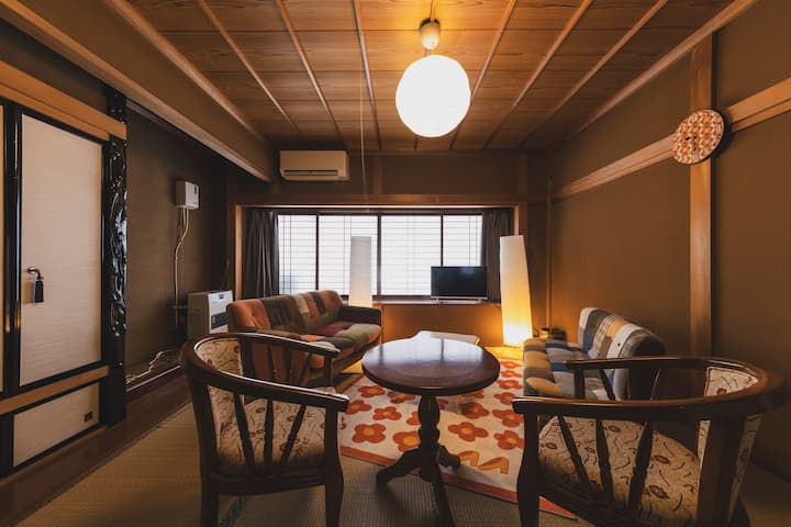 A Showa-era Retro  Near Sakurayama Hachiman Shrine - 다카야마시