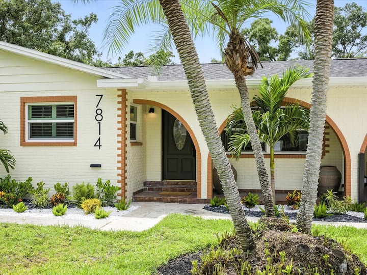 Luxury Oasis Retreat Pickleball Pool Spa Billiards - Tampa, FL