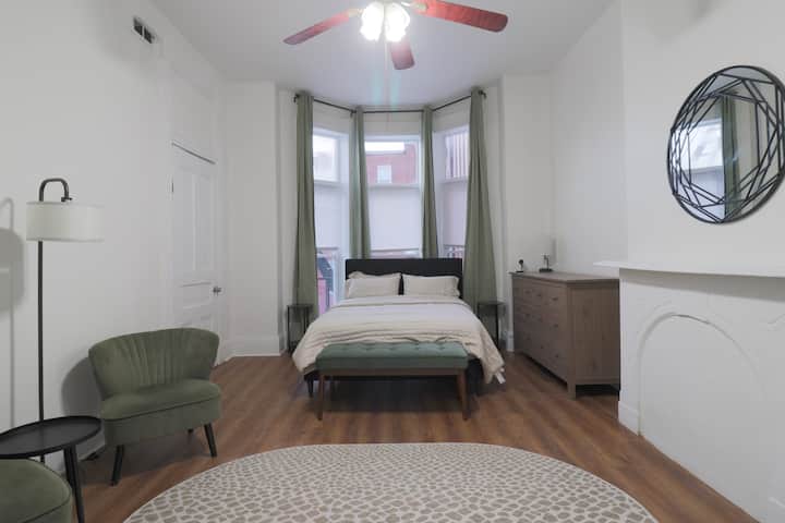 Secure | Free Parking | Workspace | Pet Friendly - Baltimore, MD