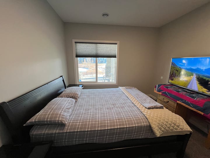 Room In Pond Walkout Close To Calgary And Banff - Airdrie